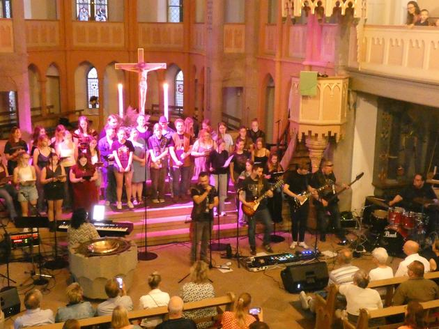 Musicalchor und Metalband MORZE füllen Dom der Rabenau