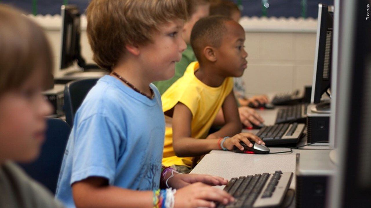 Teachers union calls for limits on screen time in early grades