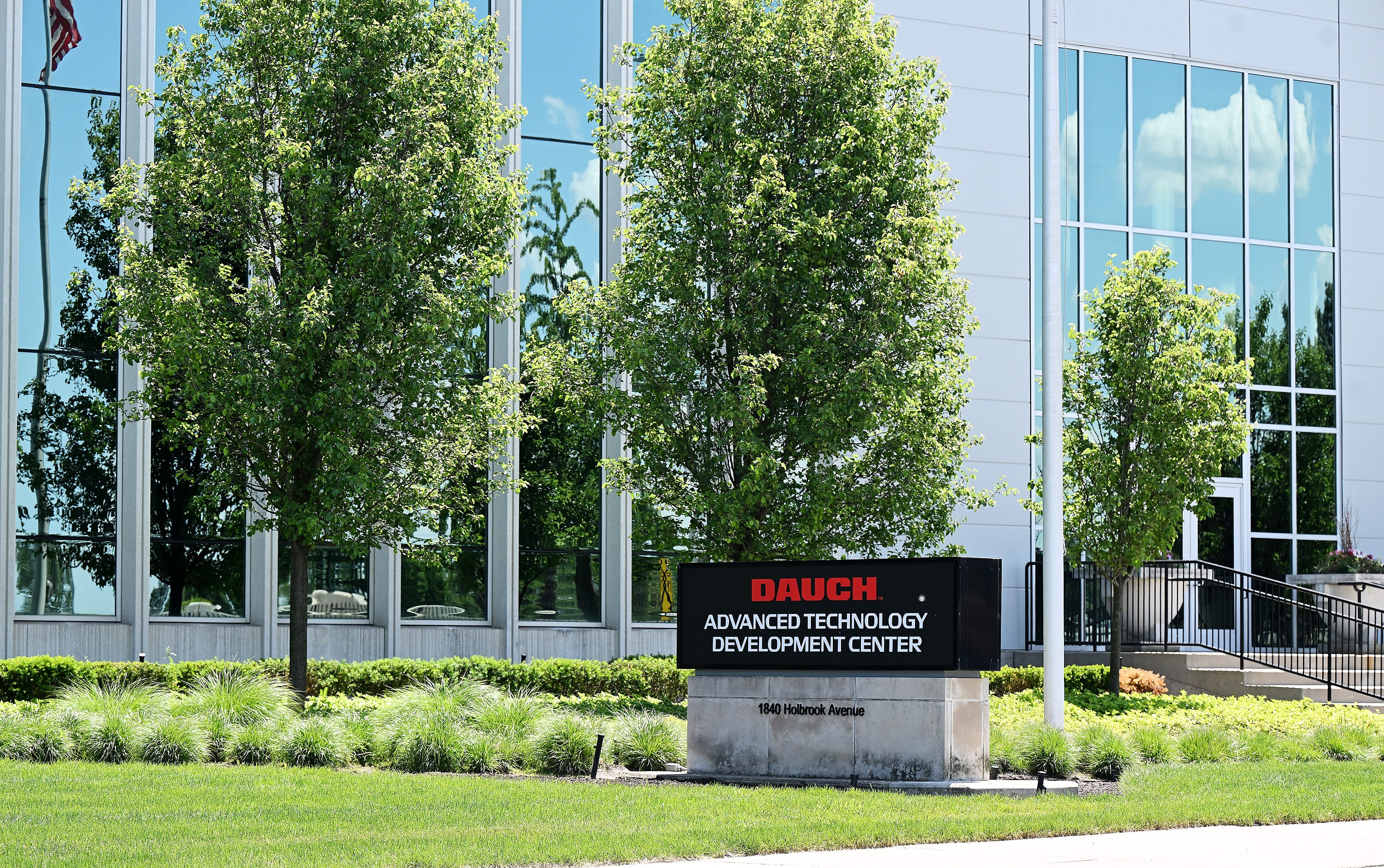 Dauch CFO cites 'active negotiation'; UAW says no meeting since strike ...