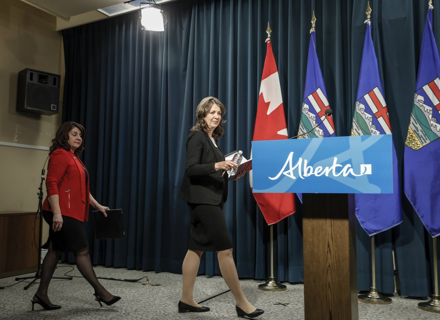 Alberta partially rolls out new surgery funding model for public hospitals