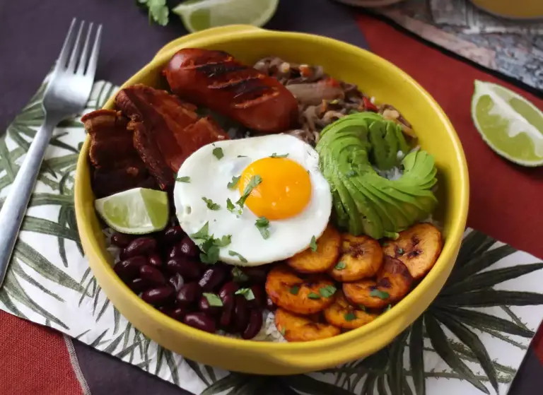 Bandeja paisa, the Colombian dish full of flavors and tradition