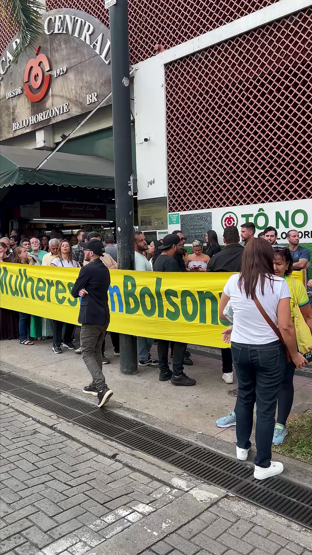 Visita de Flávio Bolsonaro ganha apoio de mulheres em BH