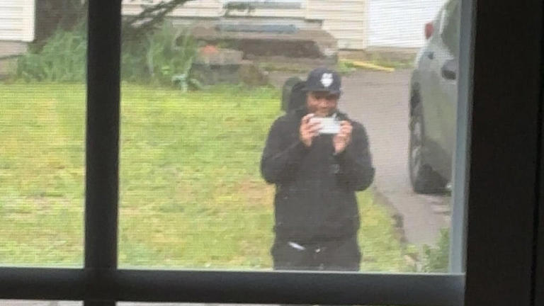 2 teens were "super scared" after suspicious man allegedly took photos ...