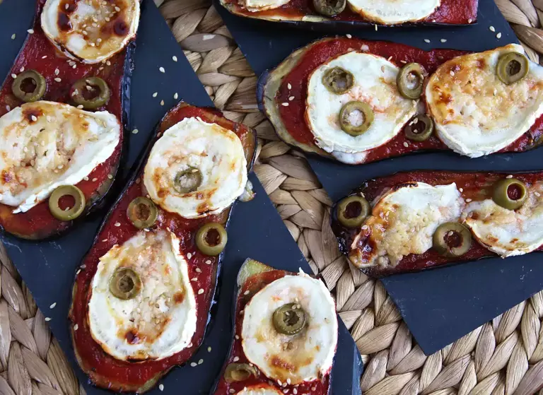 Toast van aubergine met coulis van tomaat en geitenkaas
