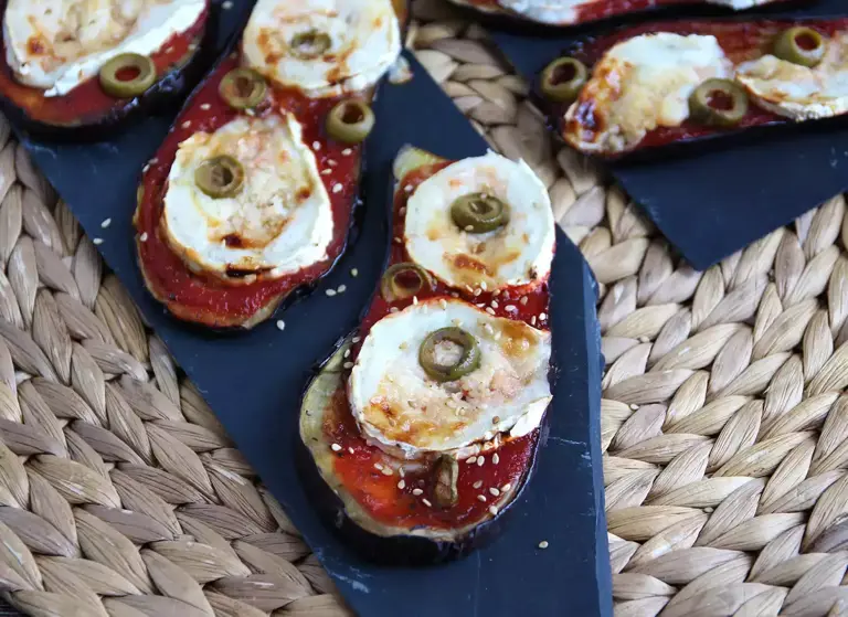 Toast van aubergine met coulis van tomaat en geitenkaas