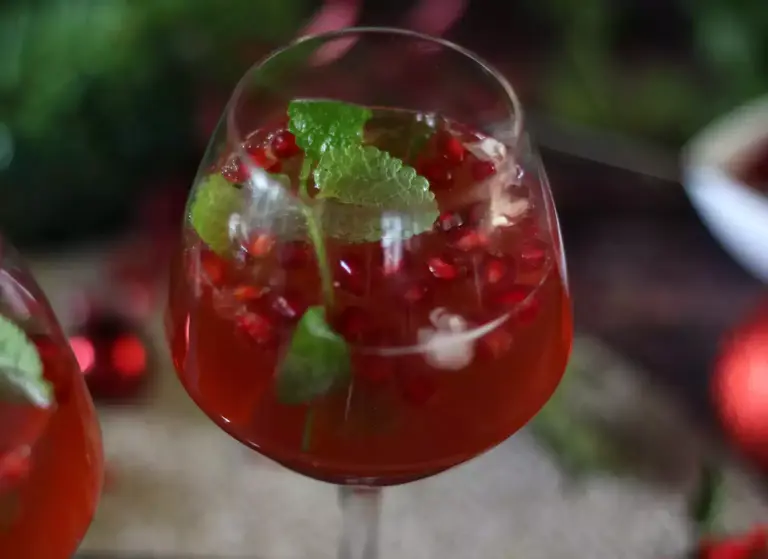 Cóctel festivo, spritz servido en una bola de navidad