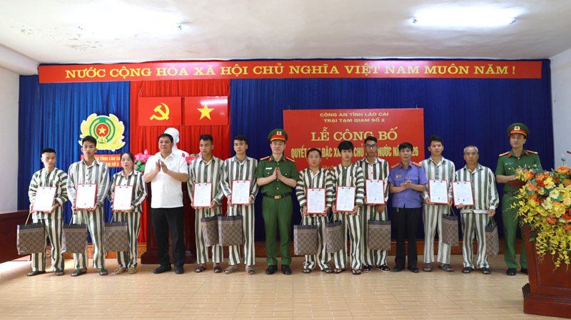 31 phạm nhân ở Lào Cai nhận quyết định đặc xá của Chủ tịch nước