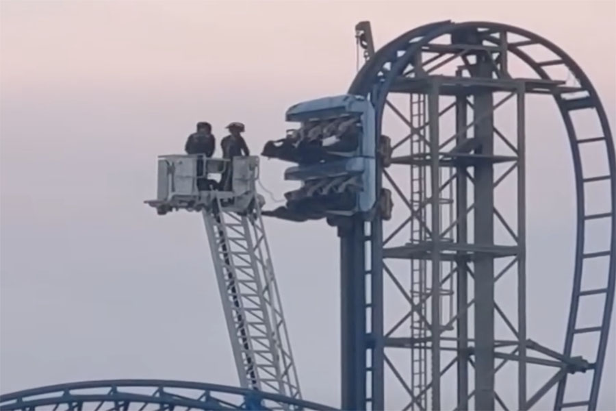 You have to see this! Roller coaster malfunction leaves riders stuck ...