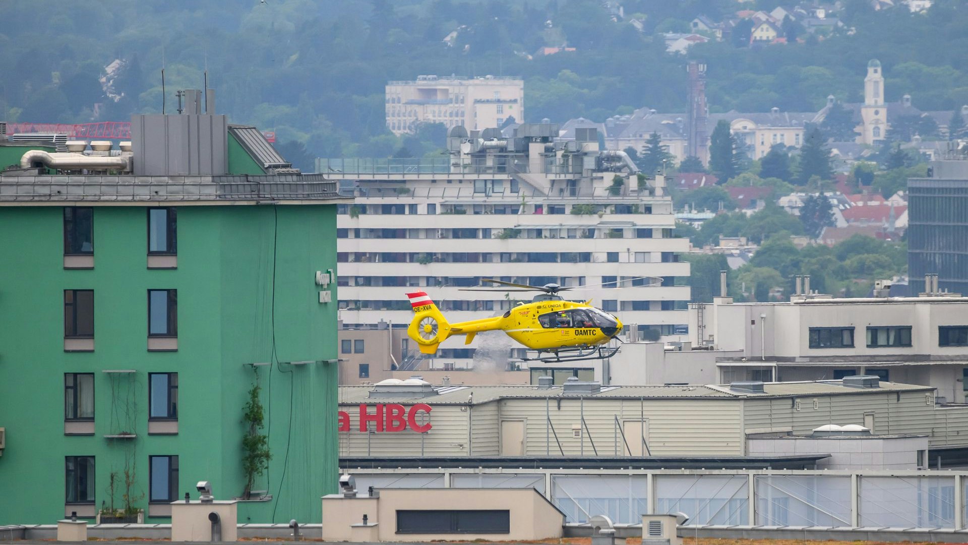 Bub verschluckt sich beim Essen! Heli-Einsatz in Wien