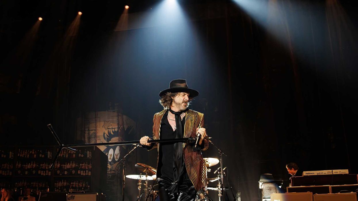 Rock singer humiliates red state crowd chanting 'U-S-A' as audience ...