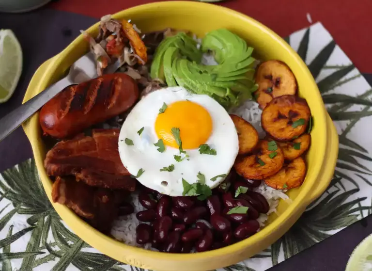 Bandeja paisa, the Colombian dish full of flavors and tradition