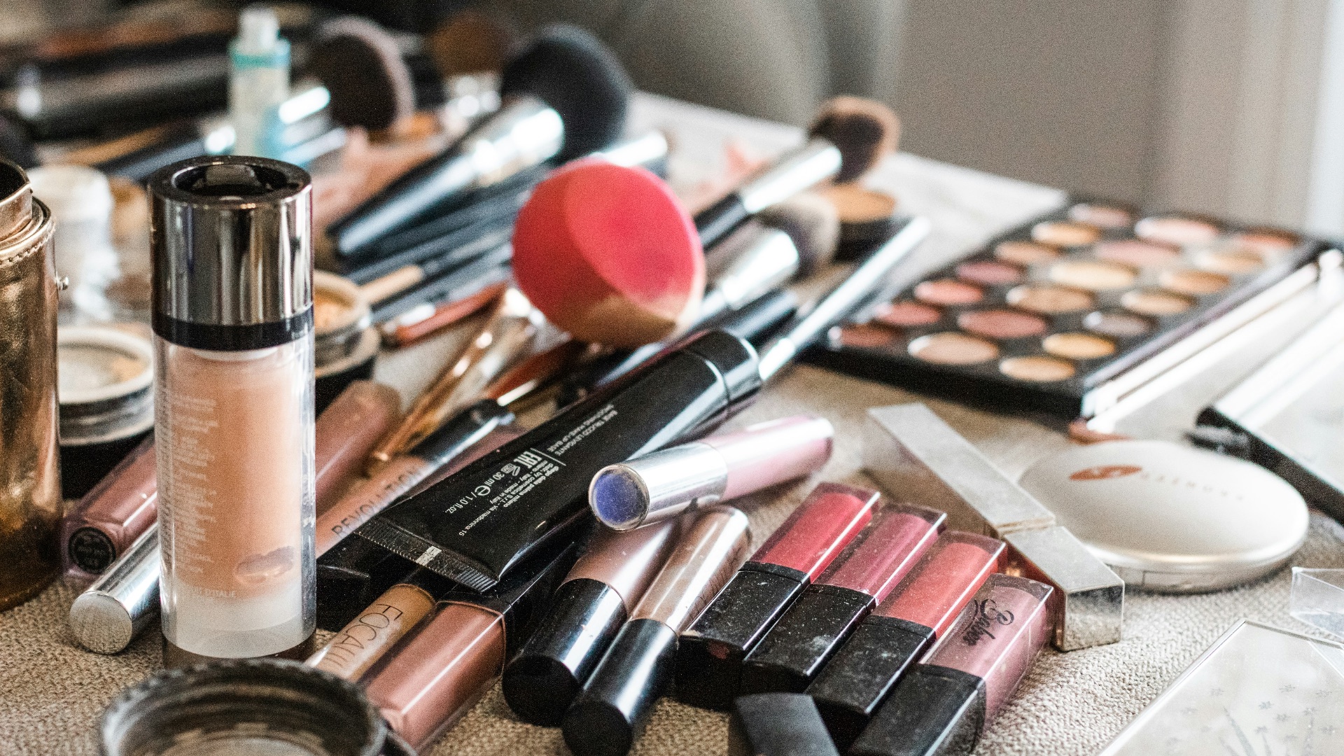 20 signs you're way too obsessed with makeup