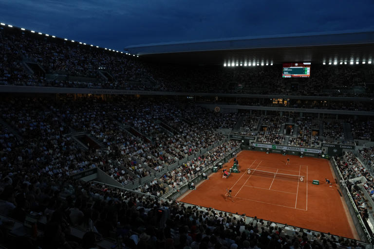 Sabalenka shines under French Open spotlight to beat Osaka