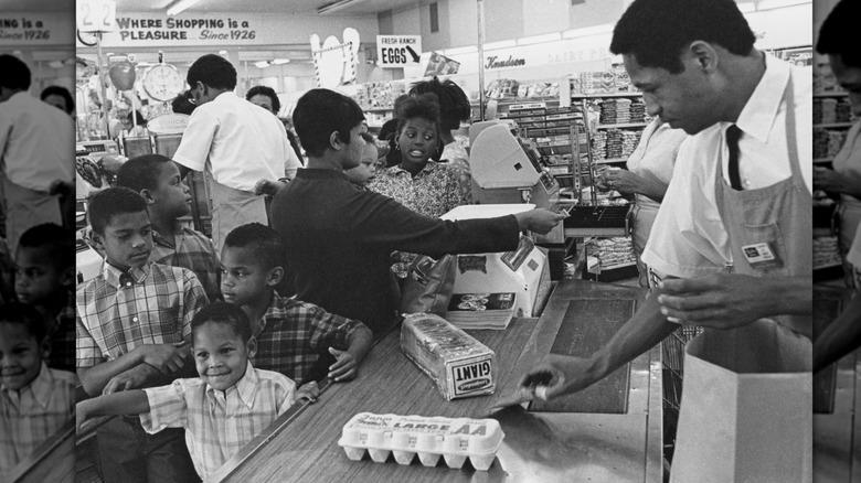 7 vintage grocery store features boomers remember fondly