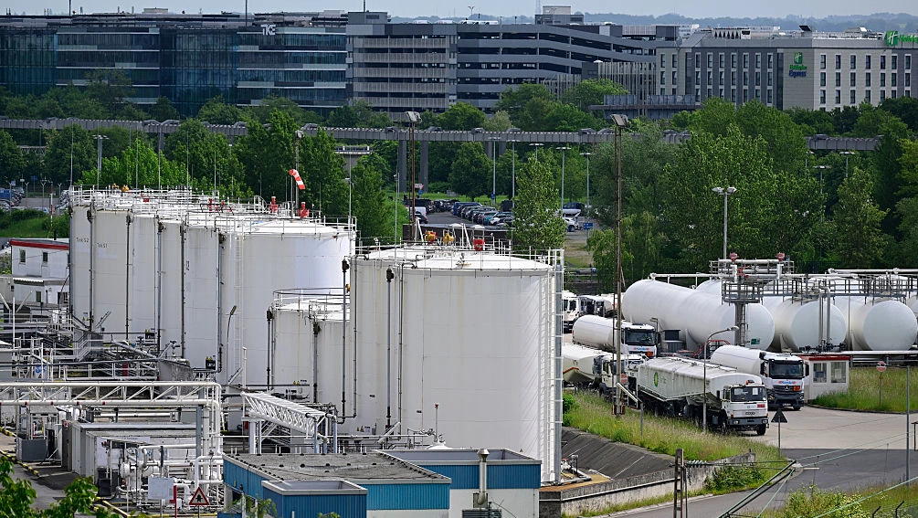 India cuts international jet fuel prices by 27%, keeps domestic rates ...