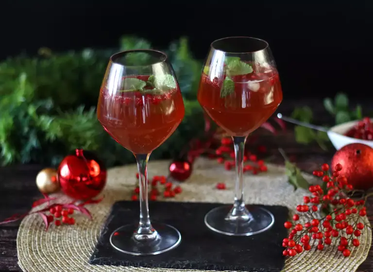 Cóctel festivo, spritz servido en una bola de navidad