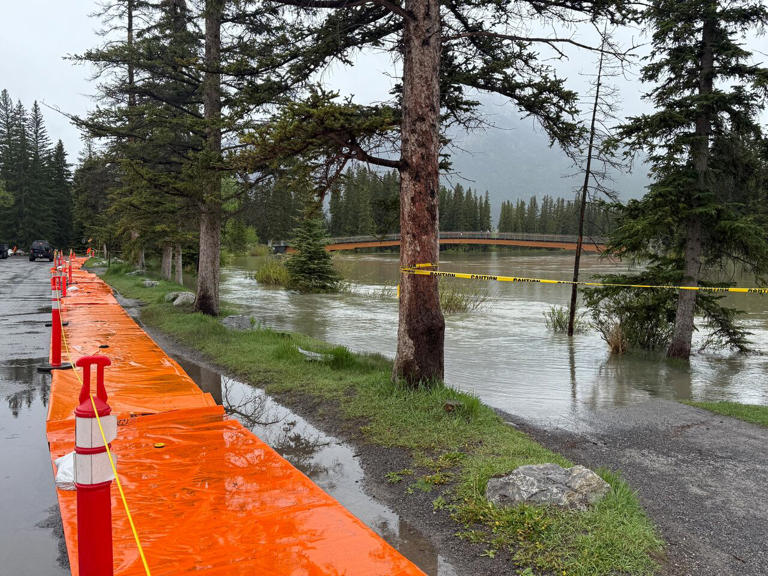 Heavy rainfall pummels Calgary as river levels rise in Alberta