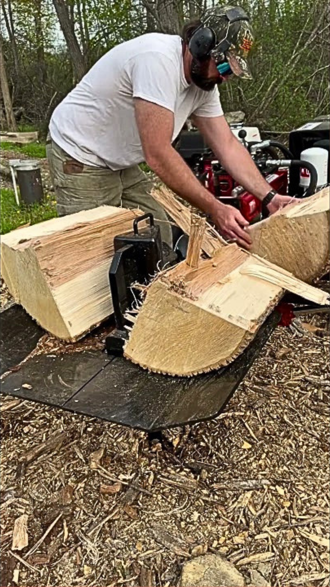 Quartering logs with super splitter wedge system