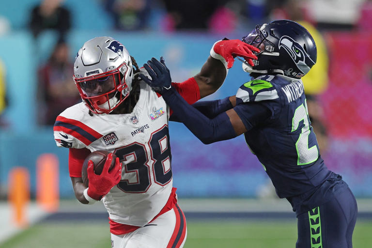 Matt Rife nearly injures Patriots RB during Drake Maye softball game