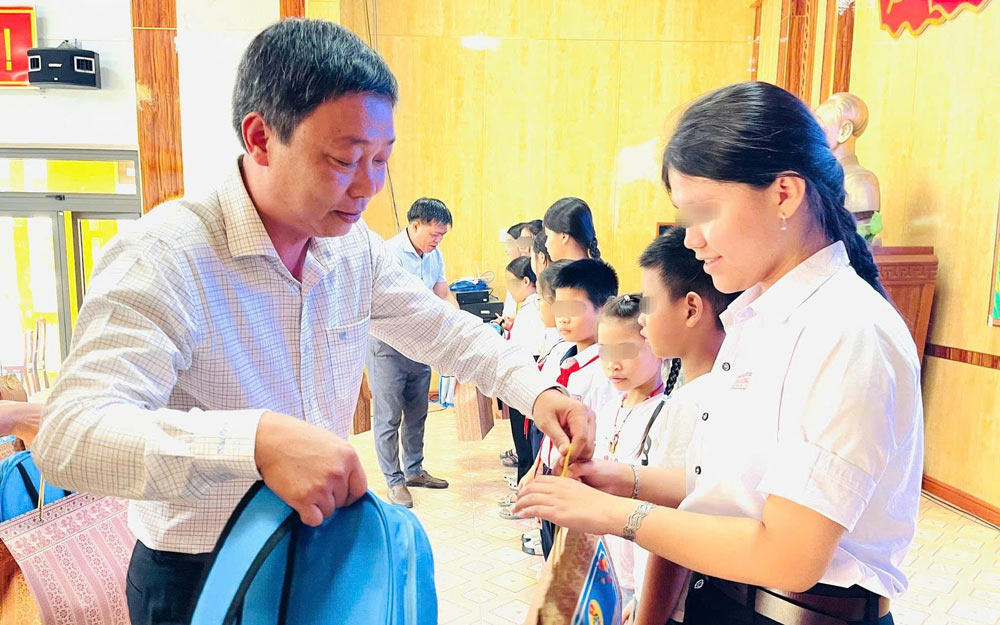 Công đoàn xã Duy Xuyên, Đà Nẵng tặng quà cho con đoàn viên có hoàn cảnh ...
