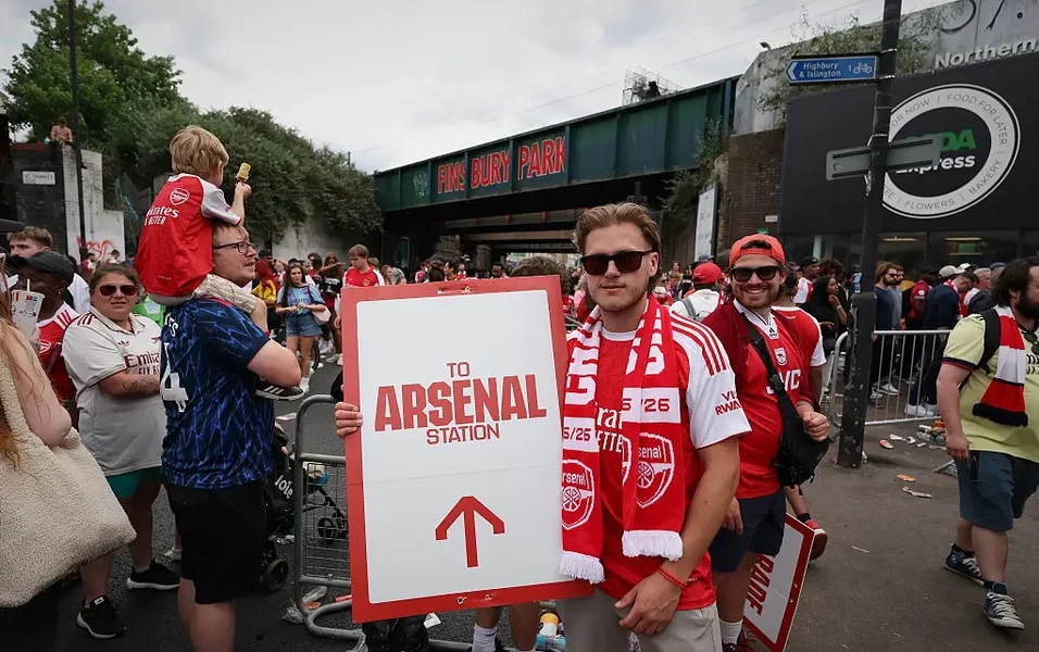 Arsenal parade draws huge crowds after Champions League loss
