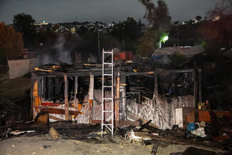 Familias afectadas por incendio en Cañón del Padre en Tijuana continúan ...