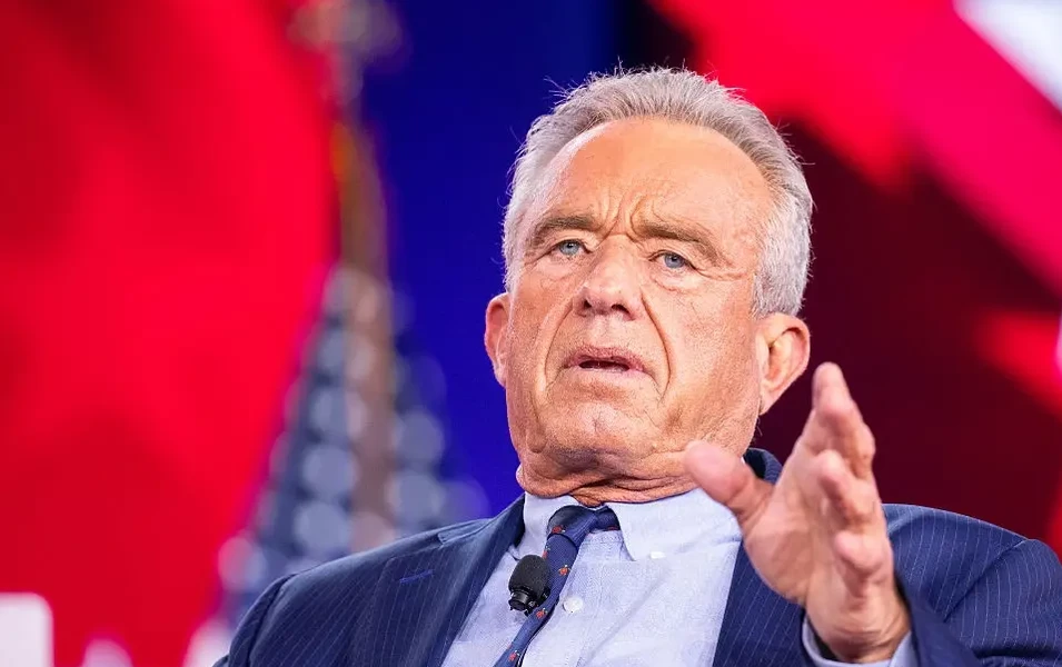 RFK Jr. seen with Epstein-linked socialite at Trump golf club