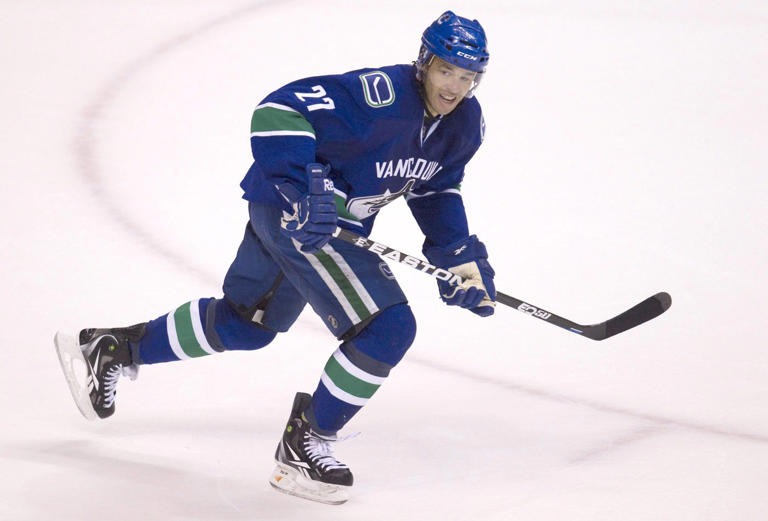 Vancouver Canucks name Manny Malhotra new head coach