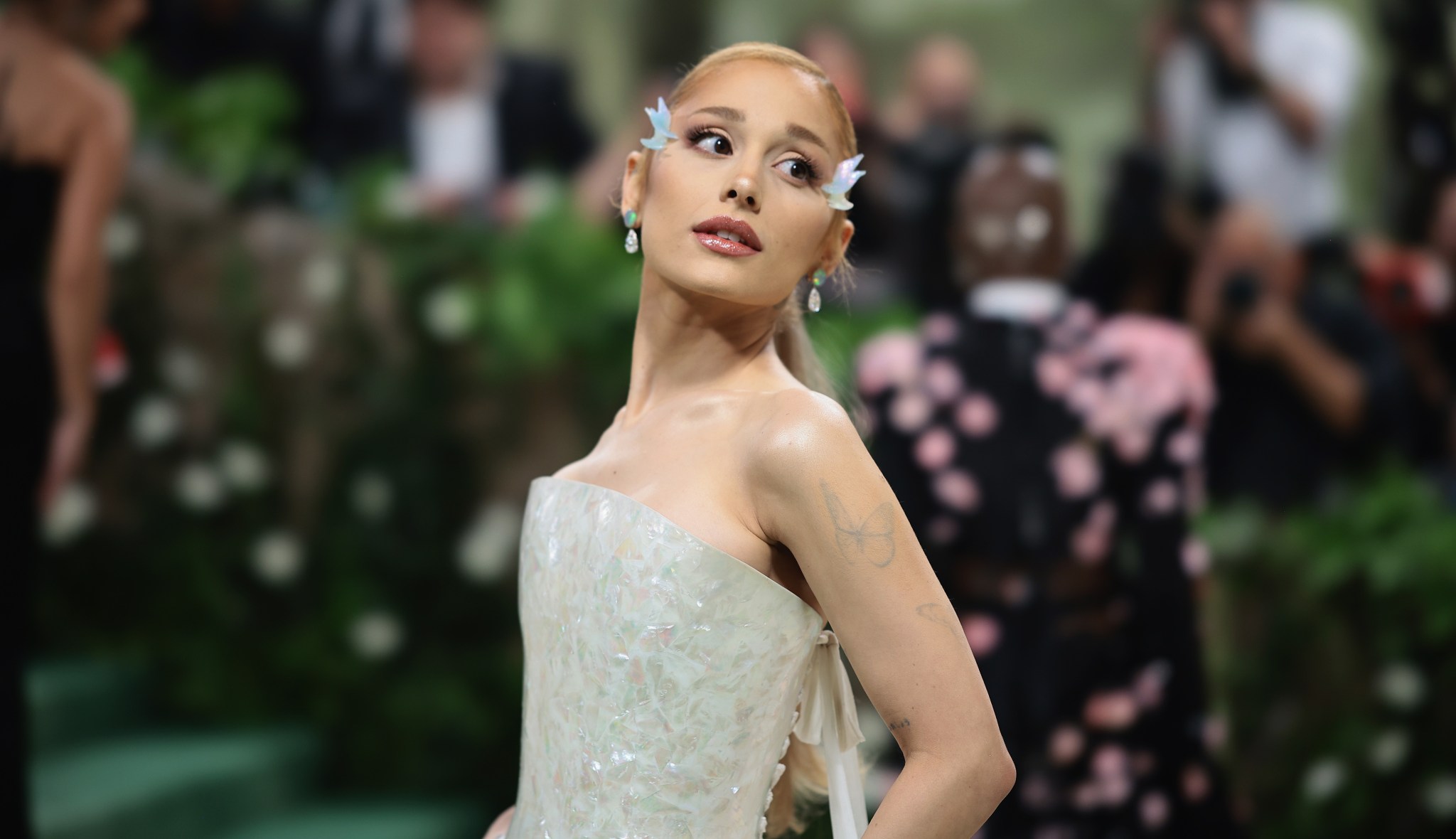 Watch: Justin Long stars in Ariana Grande's super creepy new music video