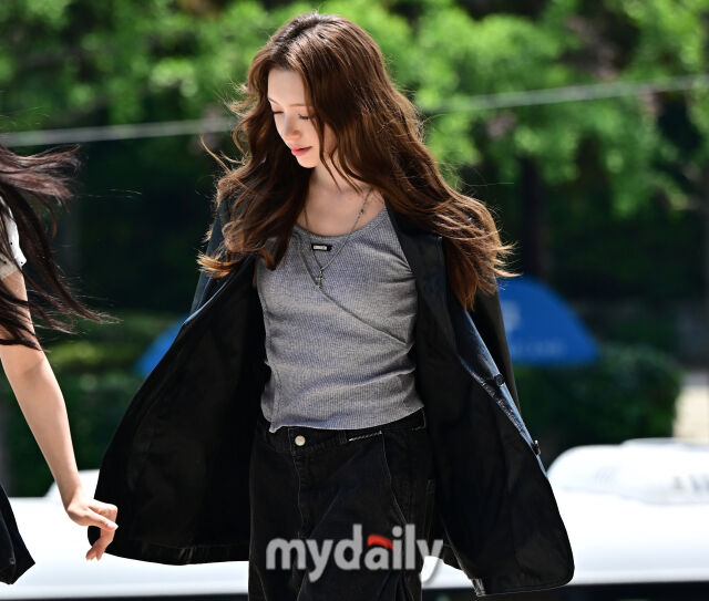 [MD포토] 피프티피프티 문샤넬 바람에 재킷 날리며