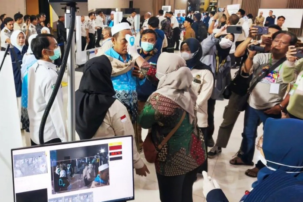378 jamaah haji kloter pertama tiba di Surabaya, satu wafat dan satu ...