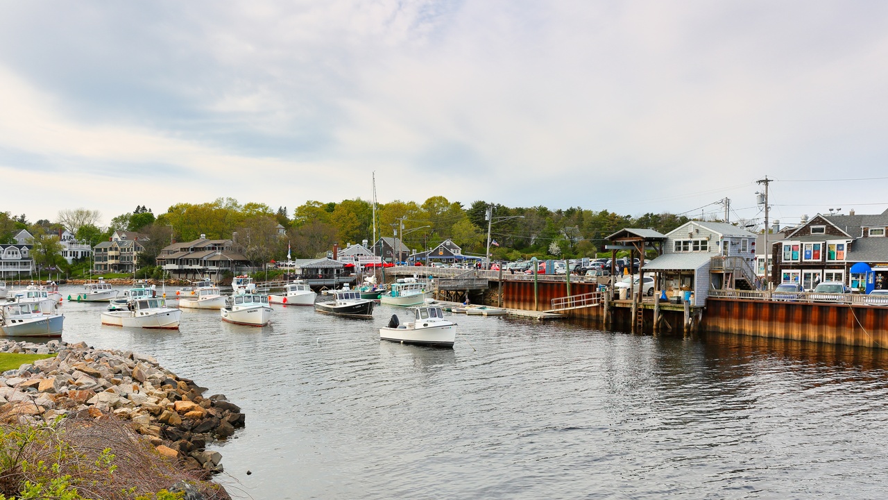 This tiny Maine town has 3.5 miles of beach, cliff walks, and Broadway ...