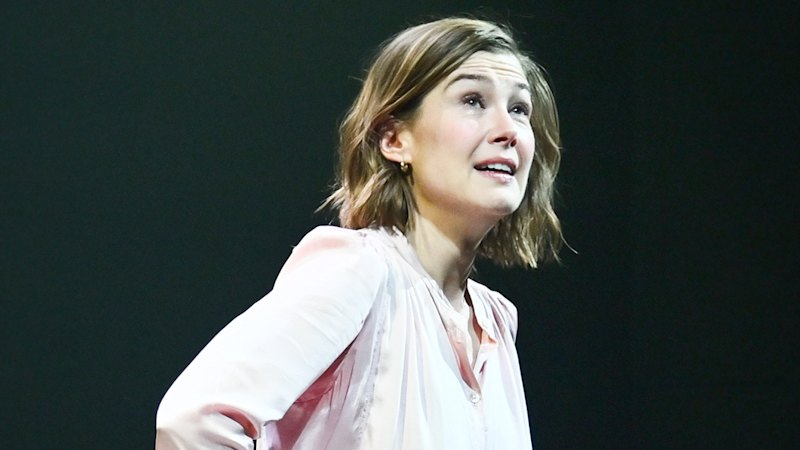 Rosamund Pike scolds audience member for poor theatre etiquette