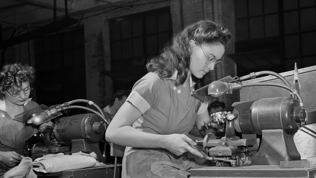24 glimpses into 1940s American life