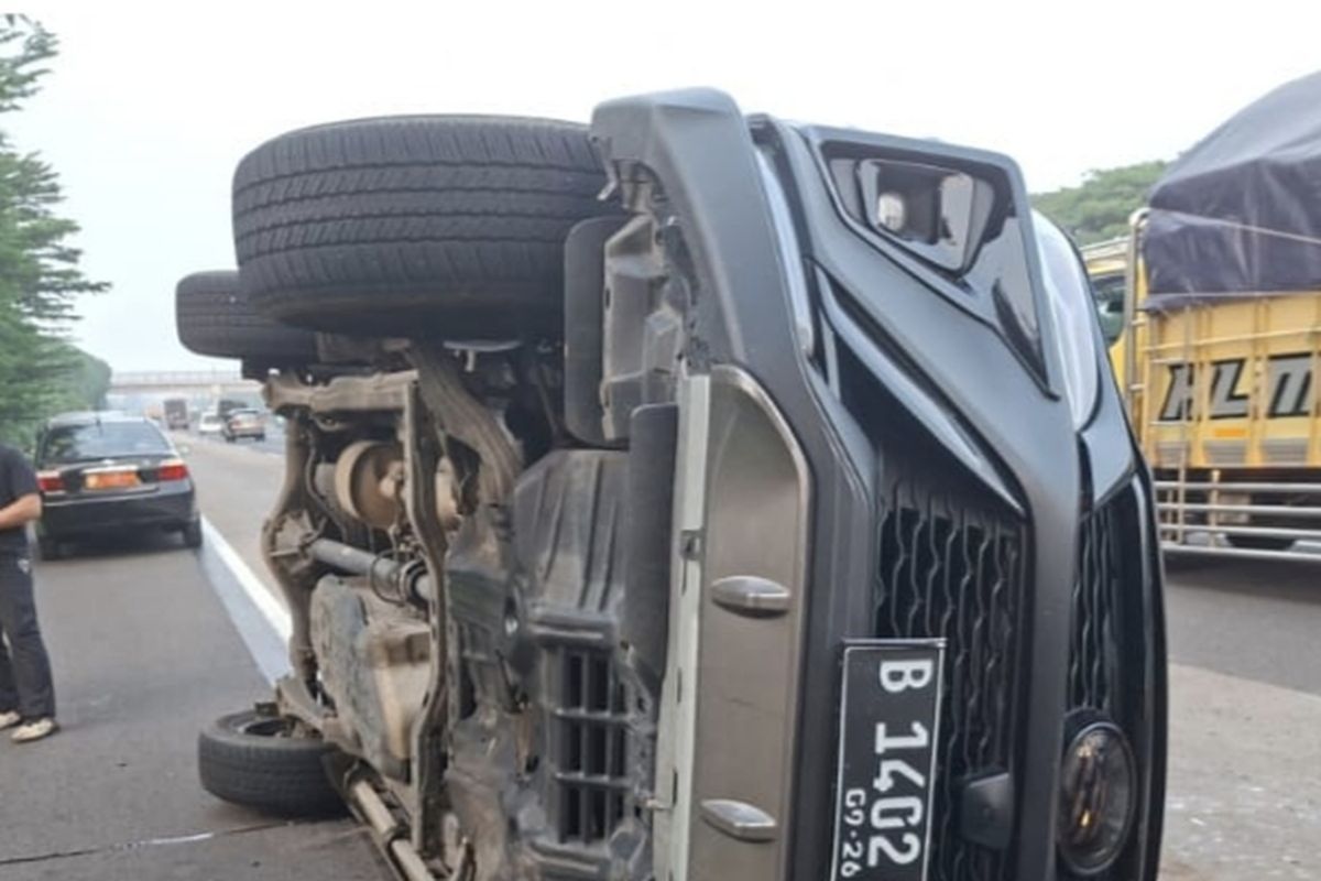 Bodi kiri Toyota Fortuner menempel aspal di Tol Jagorawi, pengemudi ...