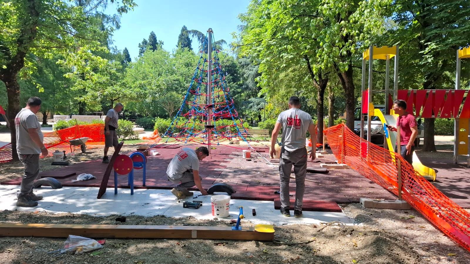 Giardini di via Oberdan, installato il nuovo gioco