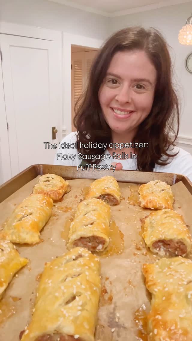 Flaky sausage rolls in puff pastry