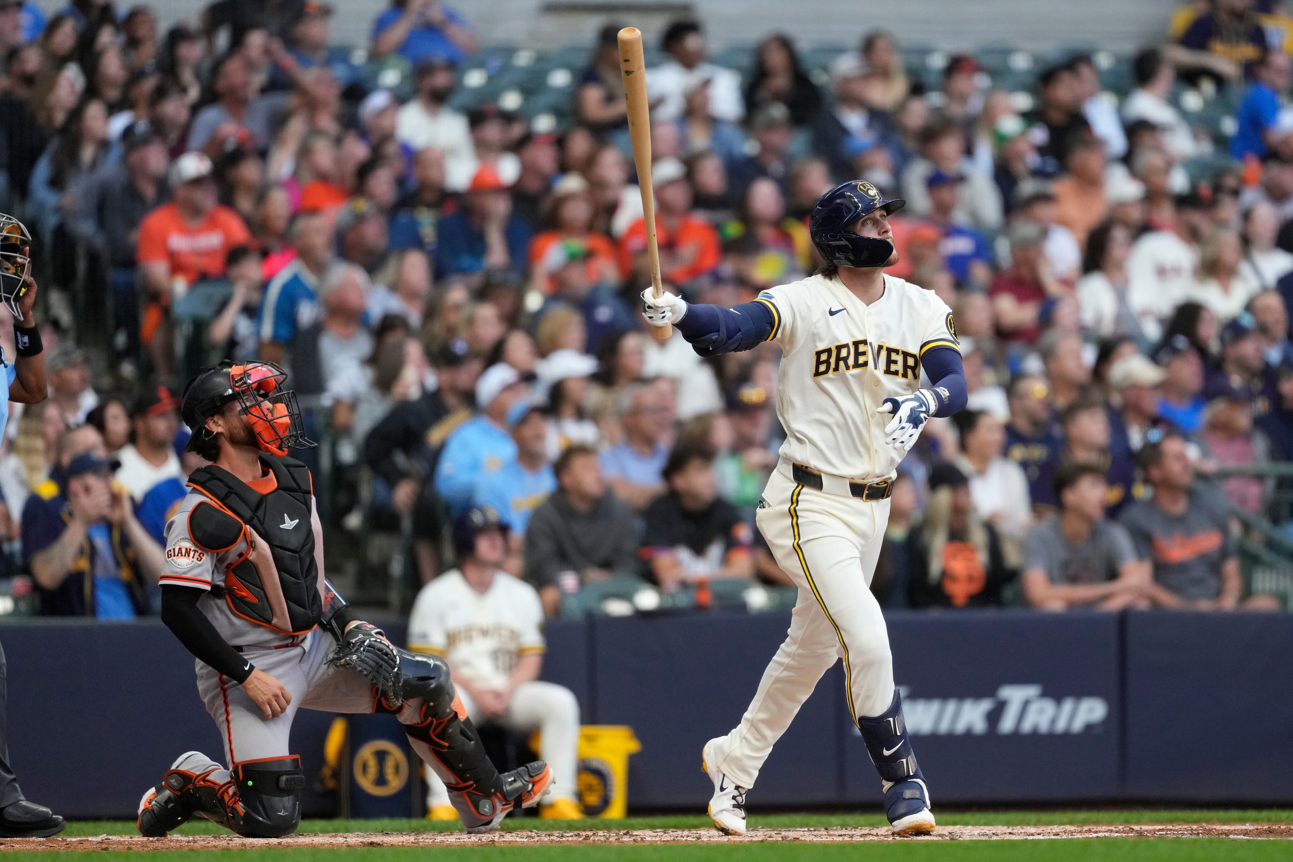 Brice Turang sale de su mala racha y Cerveceros aplastan 16-2 a Gigantes