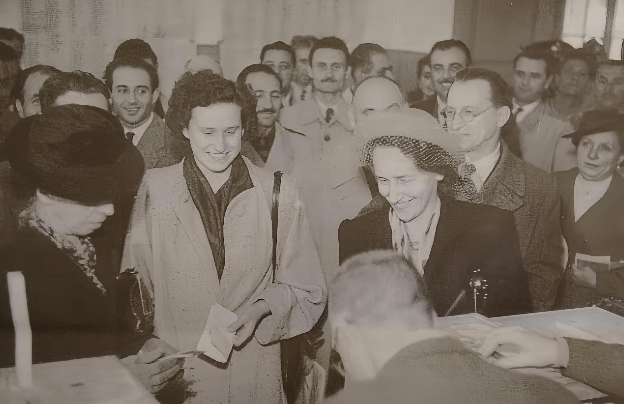 Gli 80 anni della Repubblica. Coda di donne al seggio: "Datemi della colla"