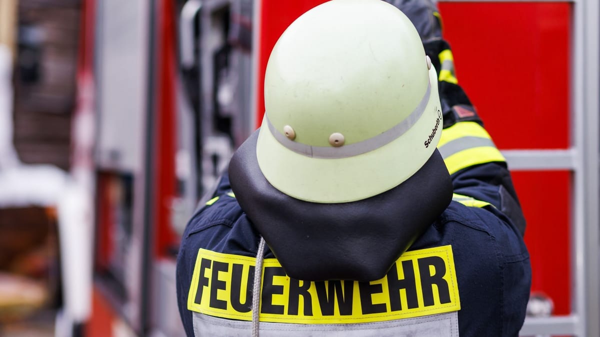 Schwer verletzte Person aus Böschung gerettet