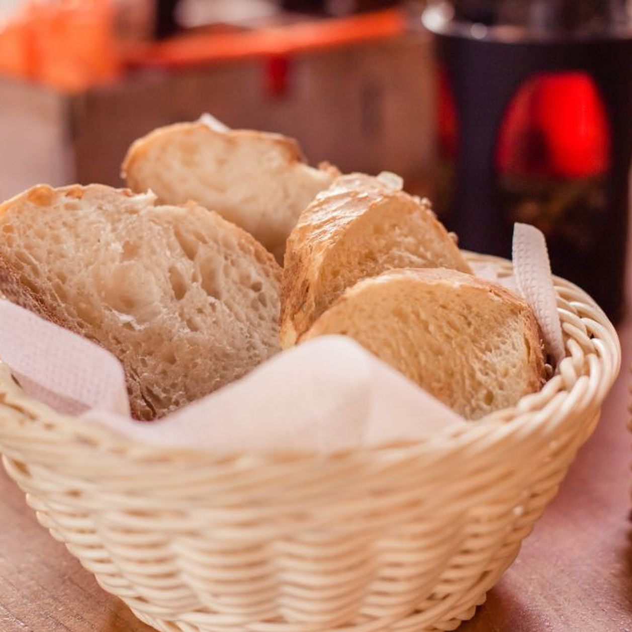 Corbeille à pain au resto : Les gens n’en reviennent pas quand ils ...