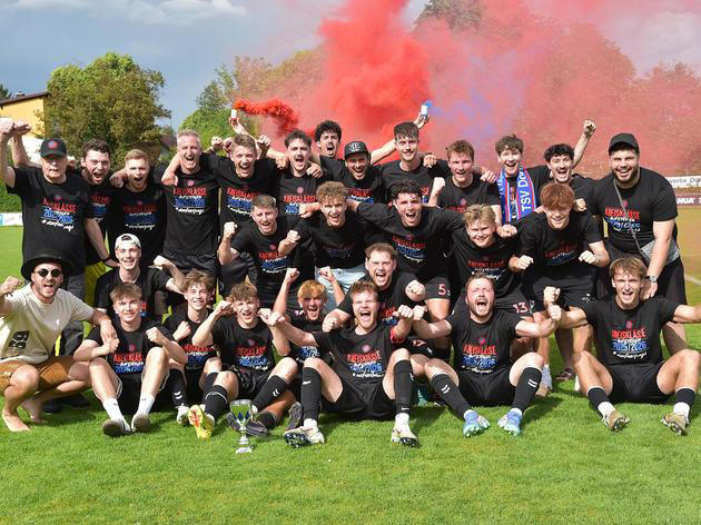 TSV Dorfen steigt auf: Pyros, Bierduschen – und dann ab nach Malle