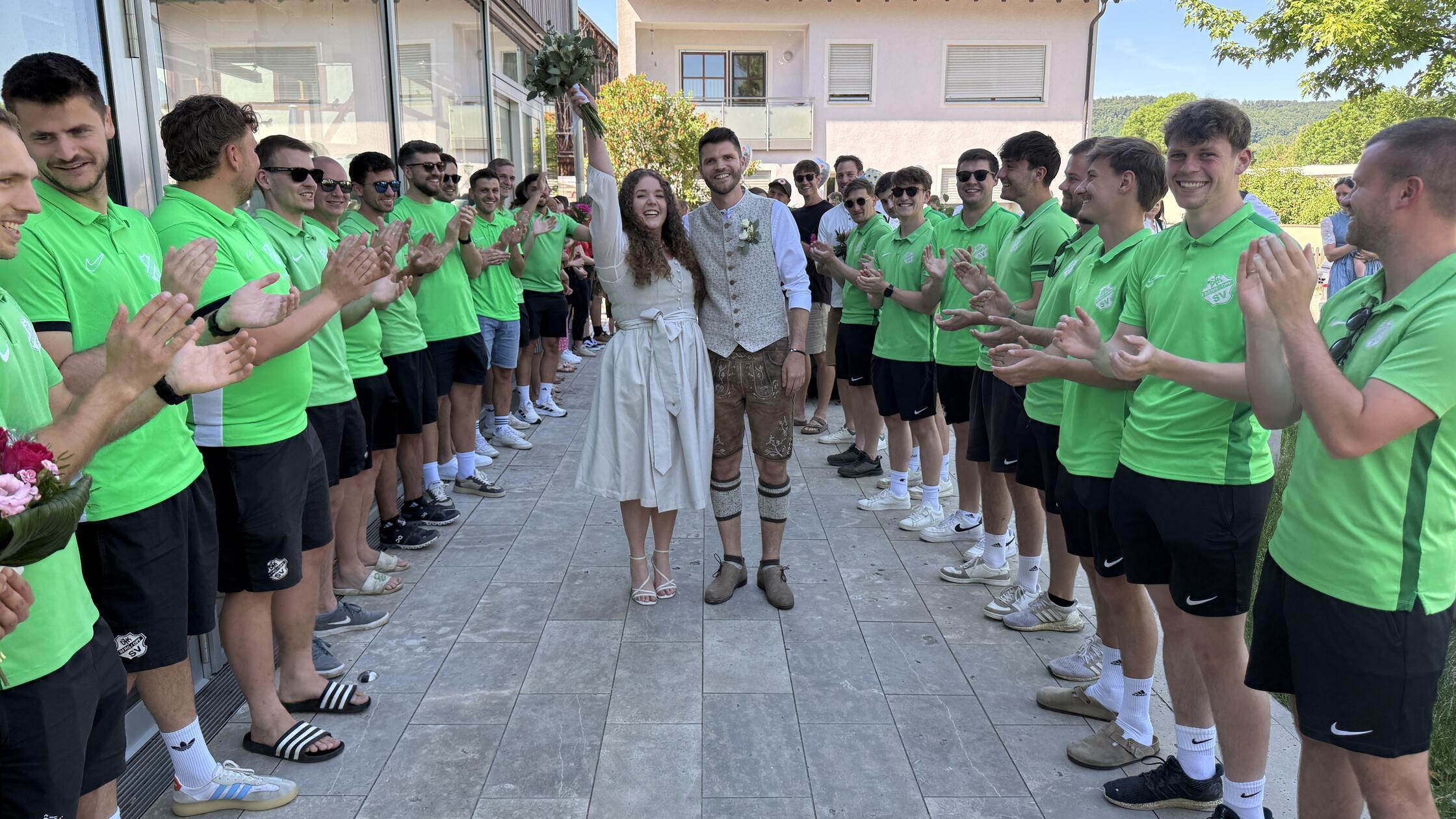 Fußballer des Kreisliga-Aufsteigers gratulierten: Vanessa und Florian ...