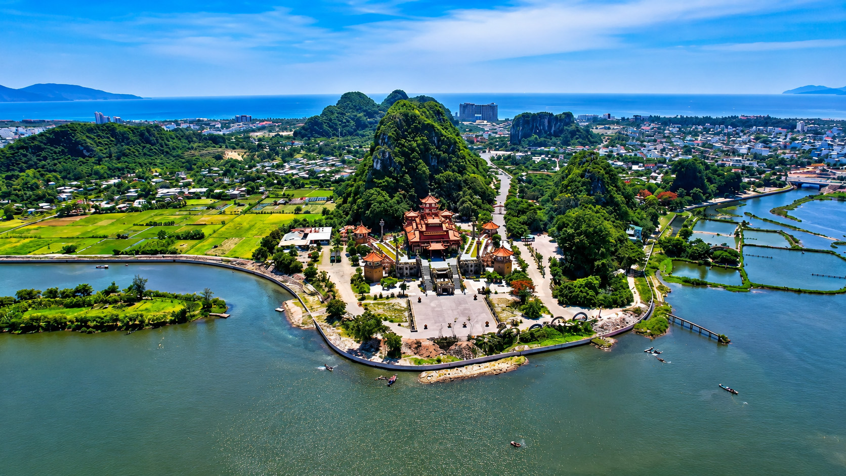 Why does this Da Nang temple overlook such a dramatic coastline?