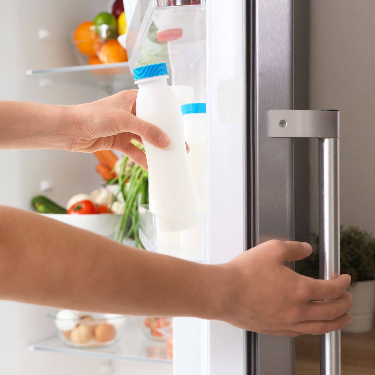 Avis à tous les Français qui mettent le lait dans la porte du frigo ...