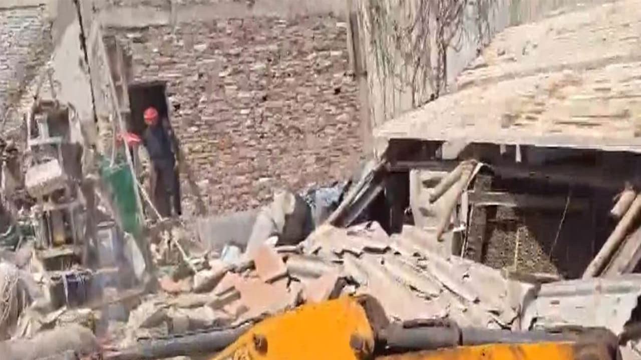 Delhi: 6 injured as house collapses after LPG cylinder blast in Mukundpur