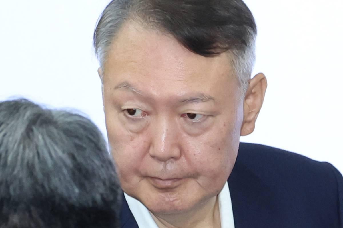 尹, 옥중서 길길이 날뛰었다…팽팽한 신경전