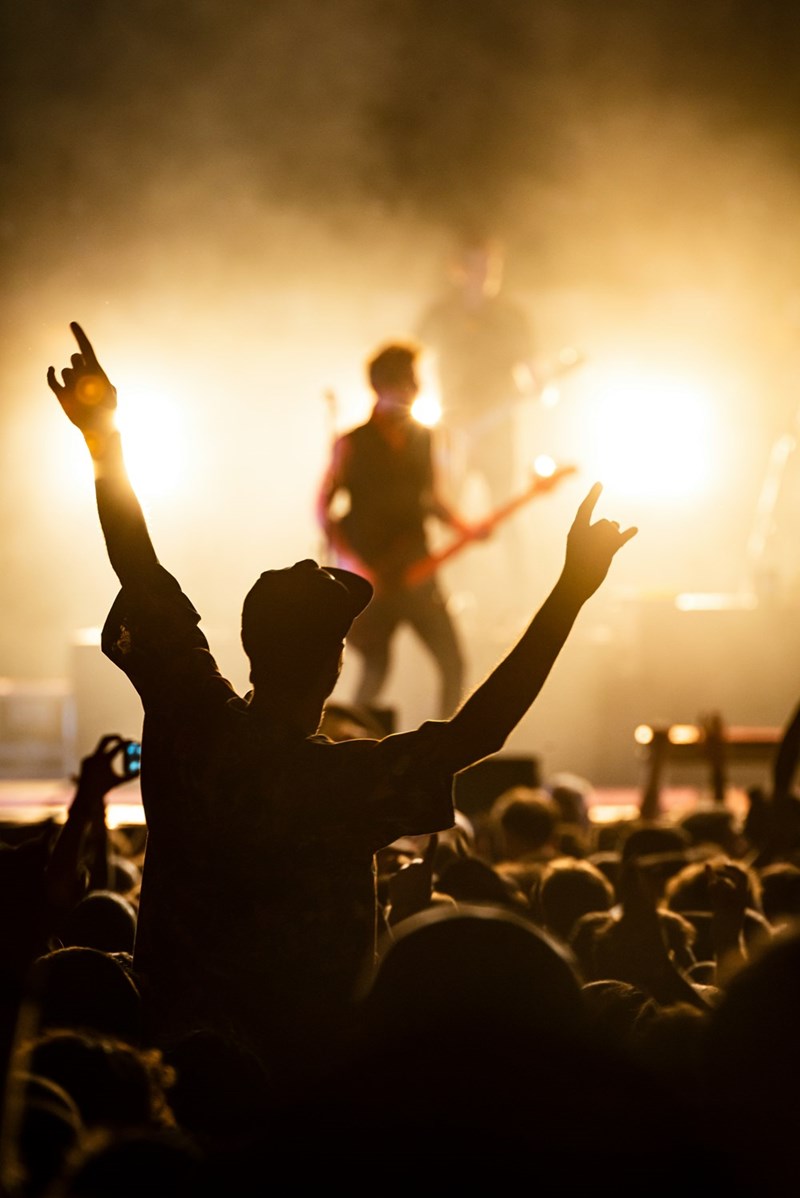 Fan refuses to give up his sold-out concert ticket for his friend’s ...