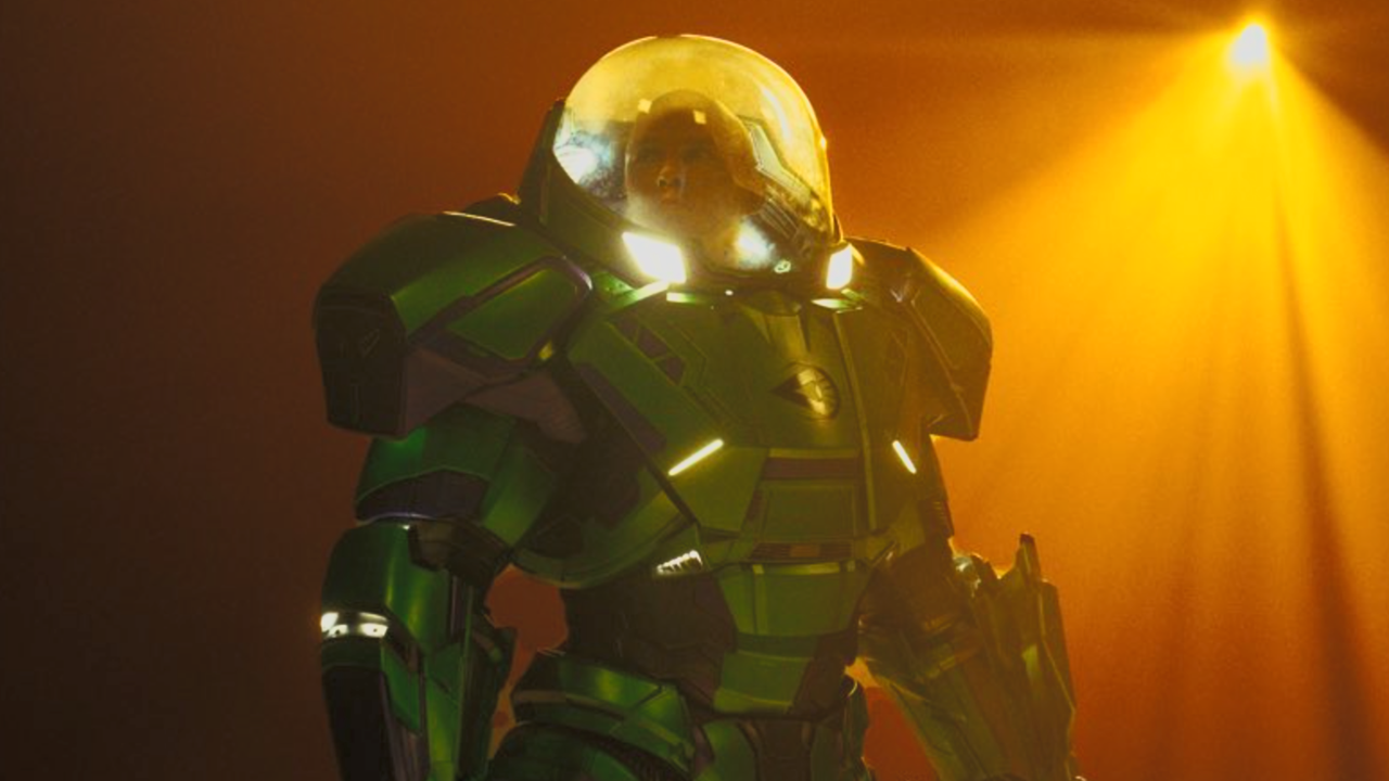 Man of tomorrow set image reveals first look at Lex Luthor in full body ...