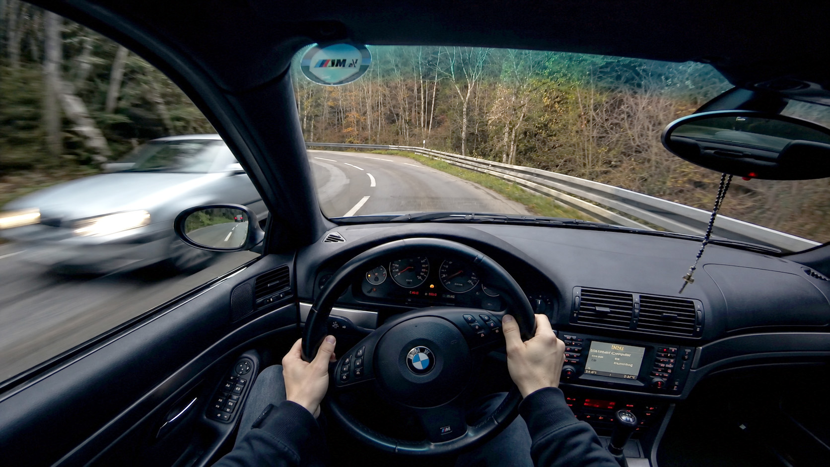 Wat maakt het geluid van de BMW E39 M5 zo bijzonder op bergwegen?